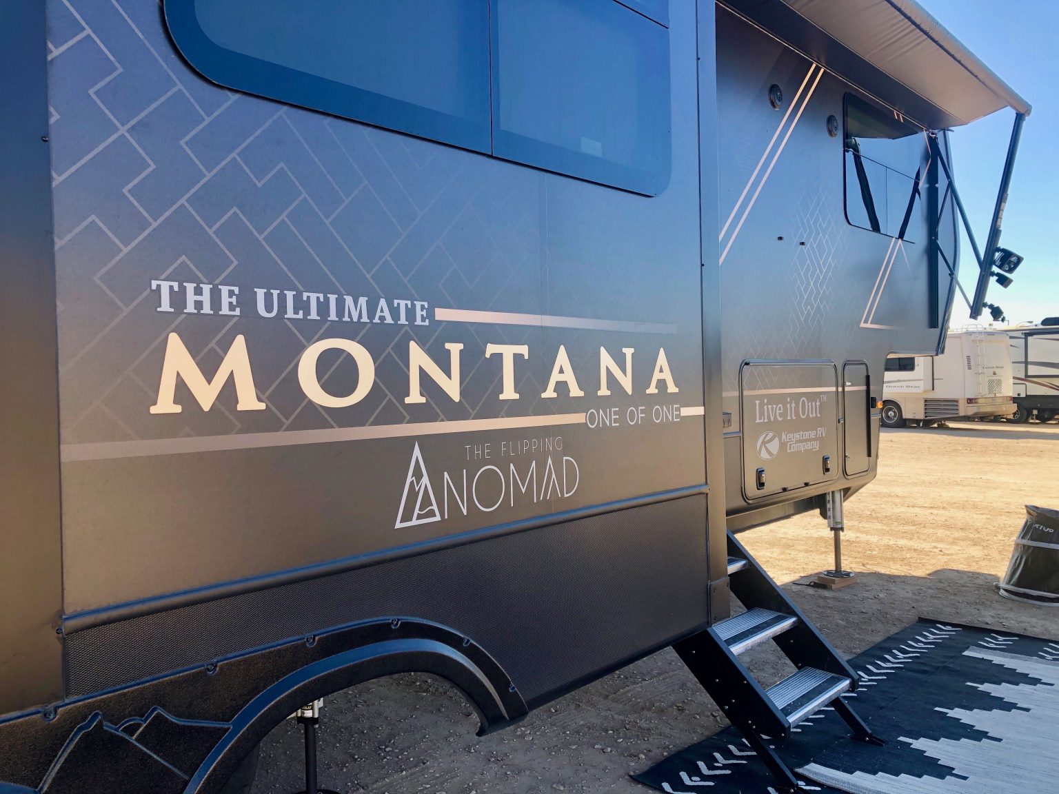 Flipping Gorgeous! Modern & Chic RV Remodel - Vagamom